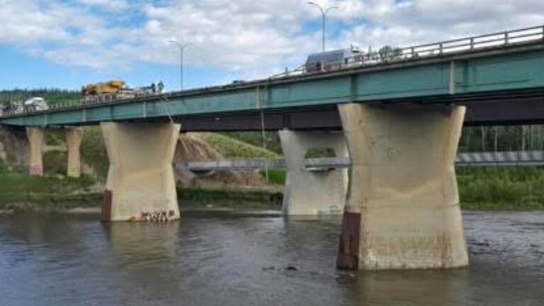 Vehicle falls into Wapiti River after crash on bridge south of Grande ...