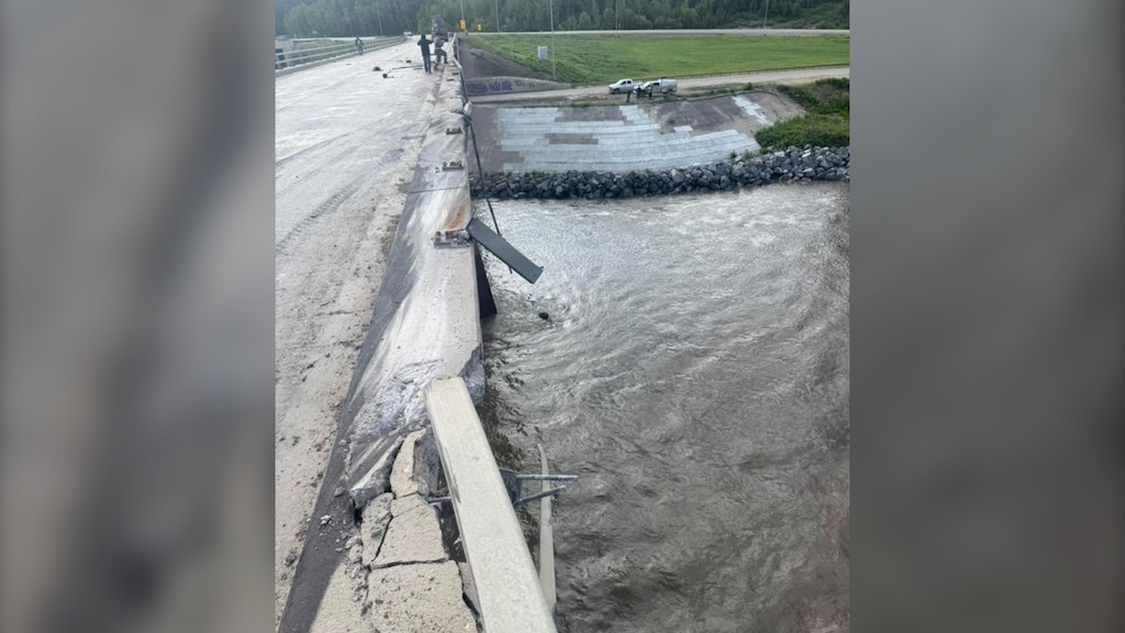 Vehicle falls into Wapiti River after crash on bridge south of Grande ...